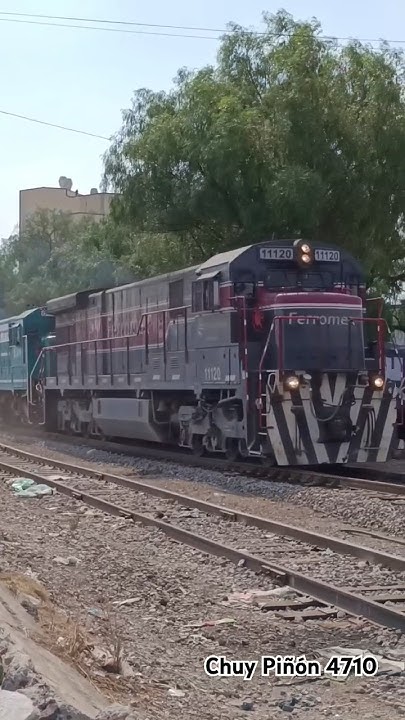 La vieja escuela con un tren rumbo al sur pasando por Tepexpan! C30-7 #11120 y #6794.! #ferromex ...