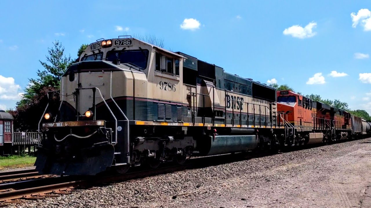 [4K] [Rare] BNSF Executive MAC Leader - YouTube