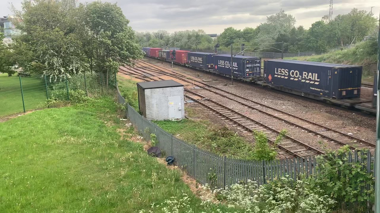 DRS Class 66302 + DB Class 66108 with containers passes Darlington on ...