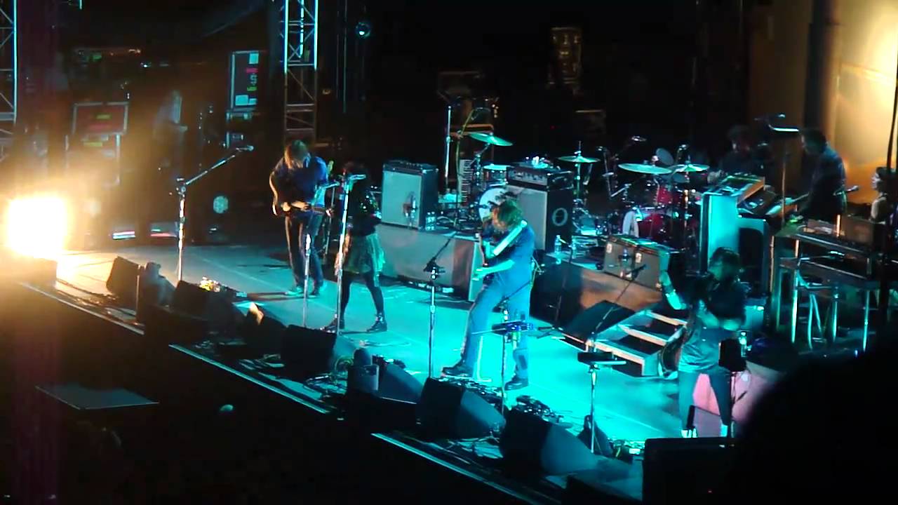 The Arcade Fire - Sprawl II (Mountains Beyond Mountains) - YouTube