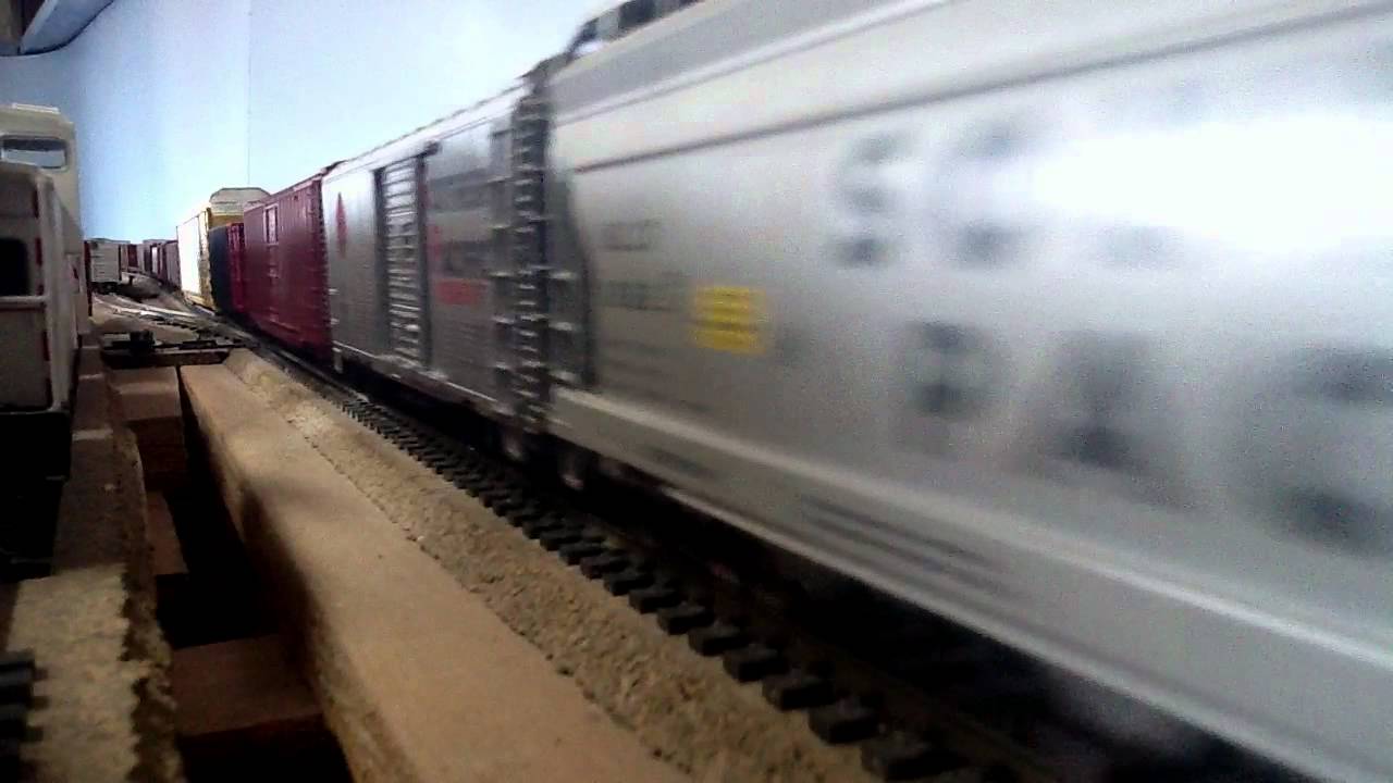 SP Manifest Runby On The AMRE Layout (close up) [HD] - YouTube