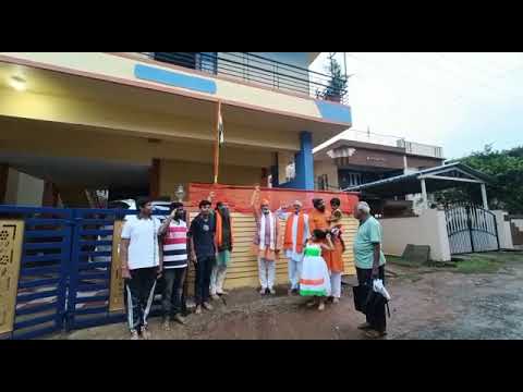 ಧಾರವಾಡ ದಲ್ಲಿ ಮನೆಯ ಮುಂದೆ ಧ್ವಜಾರೋಹಣ ಮಾಡಿದ ಪ್ರಮೋದ ಮುತಾಲಿಕ್.....