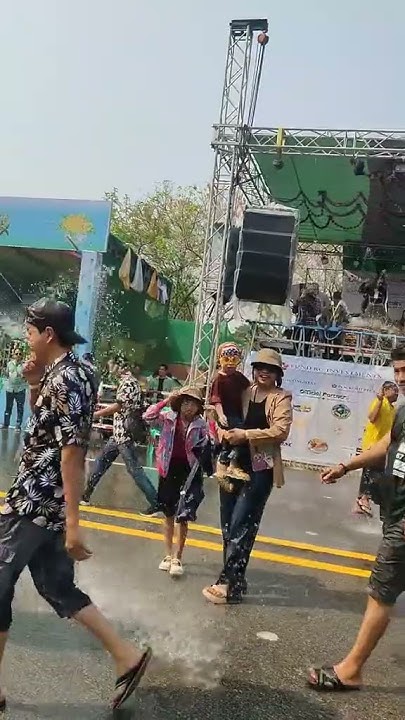 သင်္ကြန်မှာ ရေကစားနေကြတဲ့ ကြည်နူးစရာ မိသားစုလေး 🥰🤗 Youtube