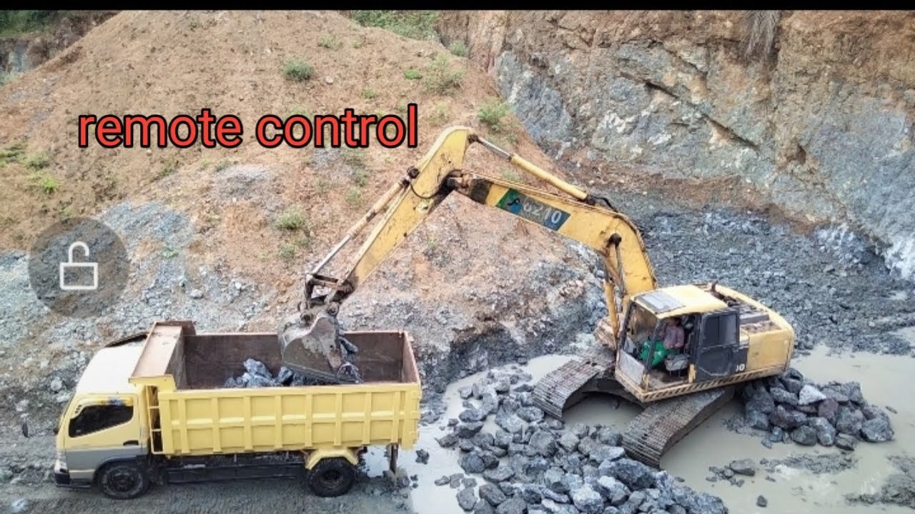excavator loading dump truck - YouTube