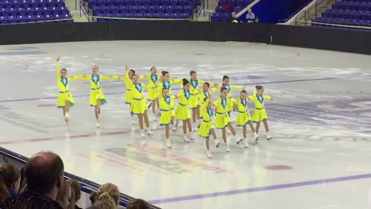 15 girls perform a Synchronized ice skating routine, jan 2017 - YouTube