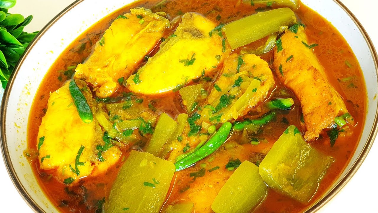 Chichinga With Mirgal Fish Curry Recipe / চিচিংগা দিয়ে মৃগেল মাছ ...