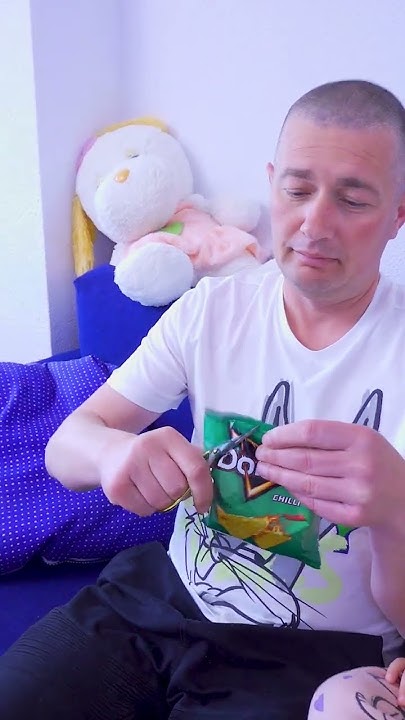 Брудні пальці від чіпсів Shorts Funny Youtube