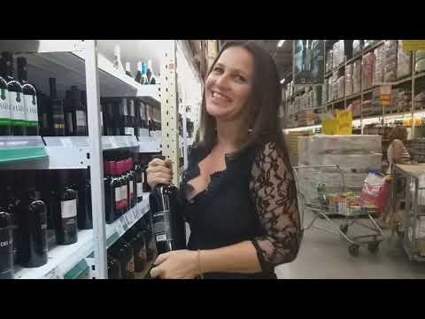 Dona Angelica dando dicas no supermercado