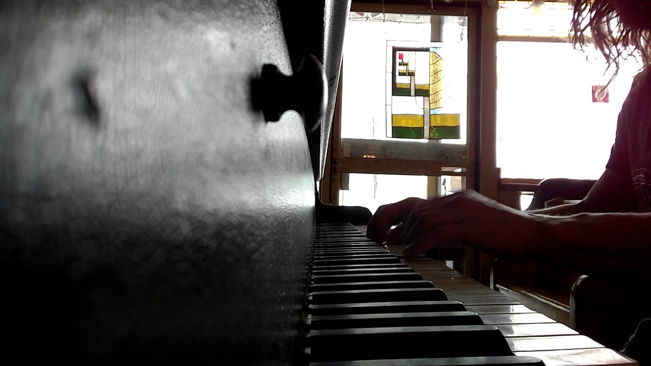 Jonathan Bourgeois au piano du Café Bobby McGee - YouTube