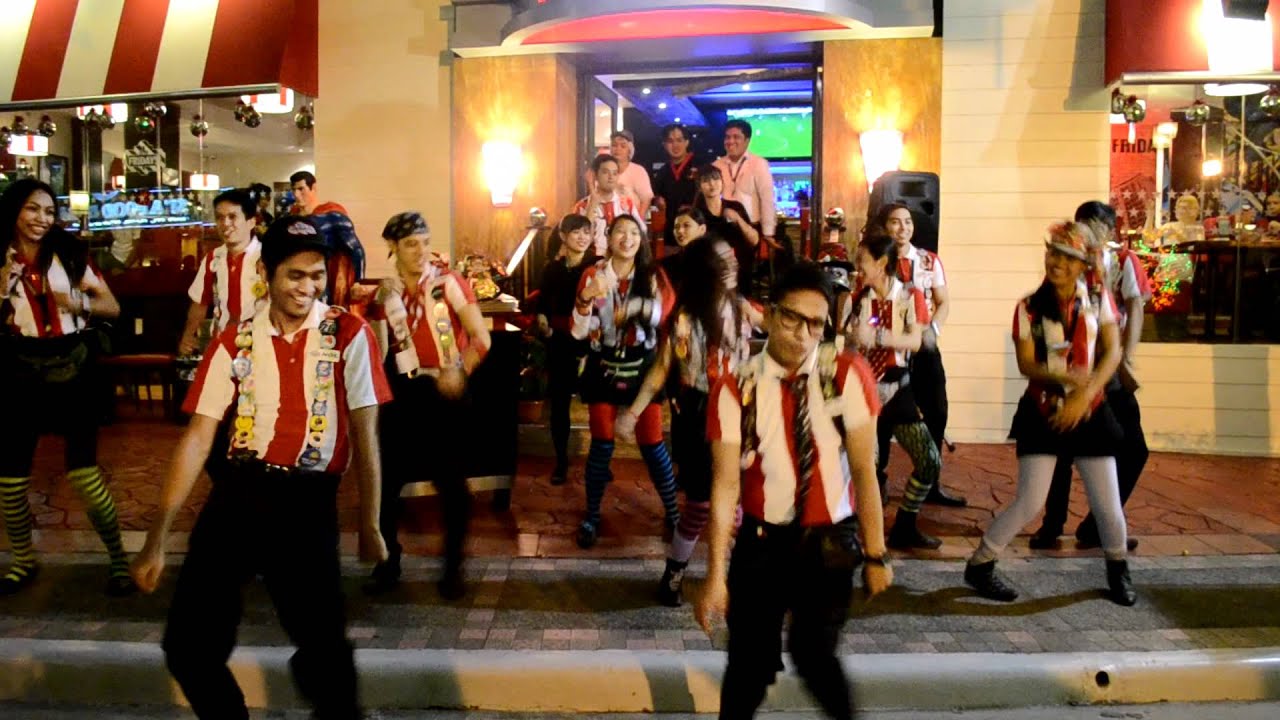 T.G.I Fridays' servers do the dougie! - YouTube