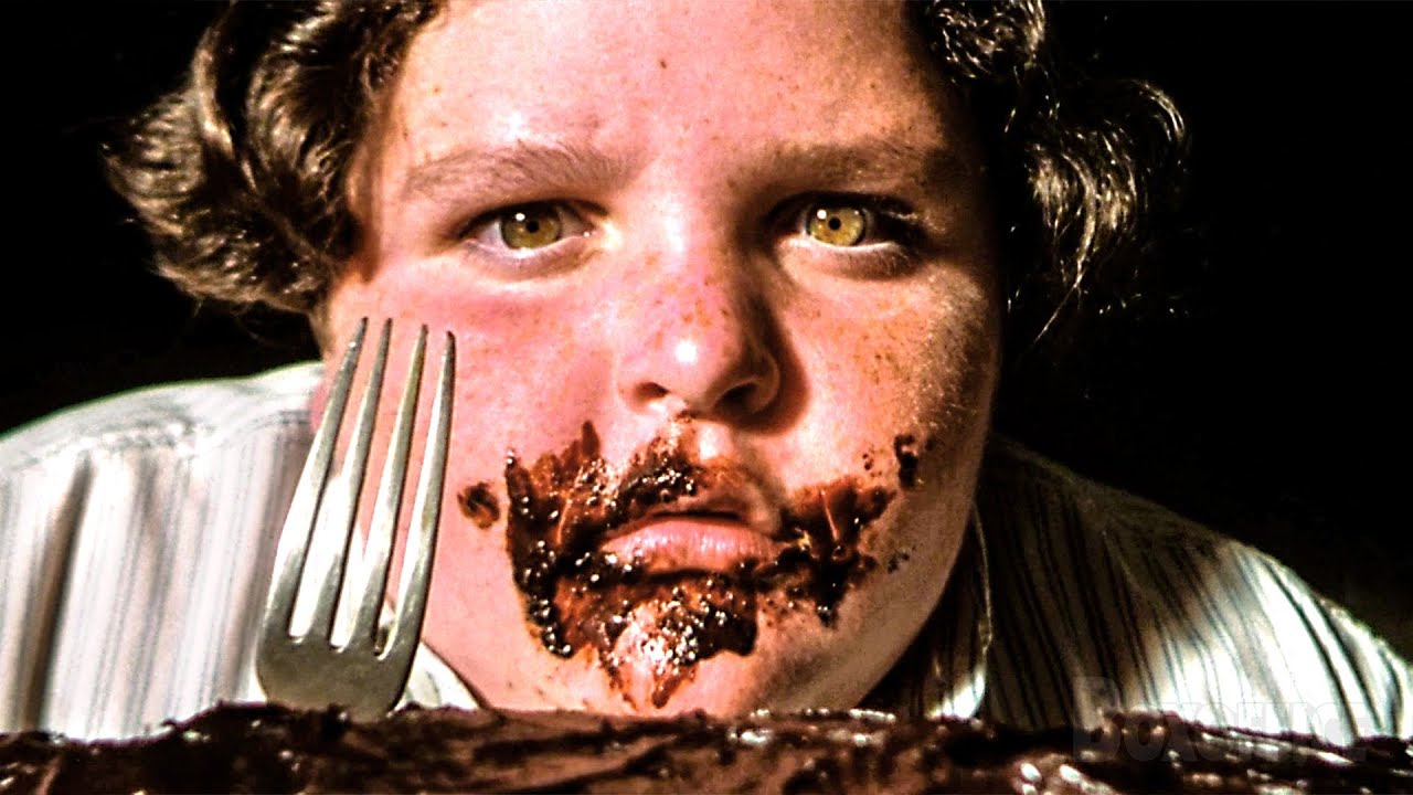 El castigo del pastel de chocolate | Matilda | Clip en Español - YouTube