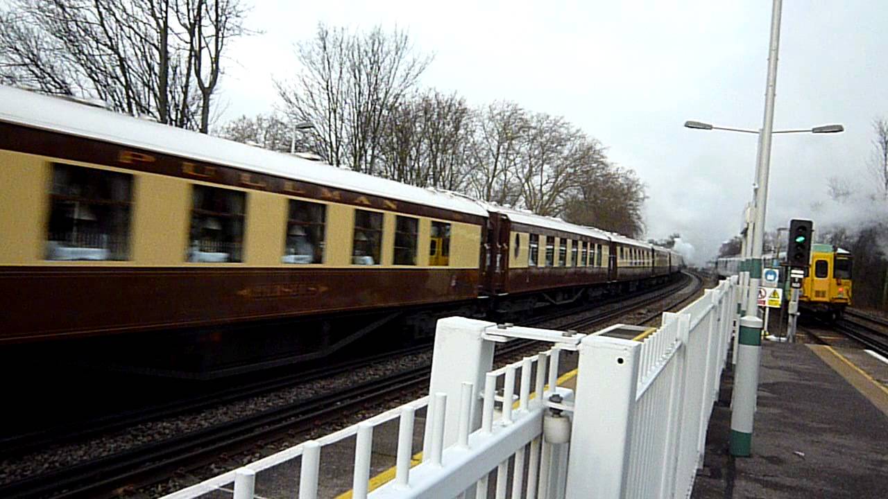 35028 Clan Line zips North thro Purley Oaks. Up VSOE Valentine's Lunch ...