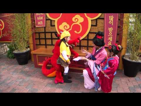yaky and ximena meeting mulan mushu at disneyland