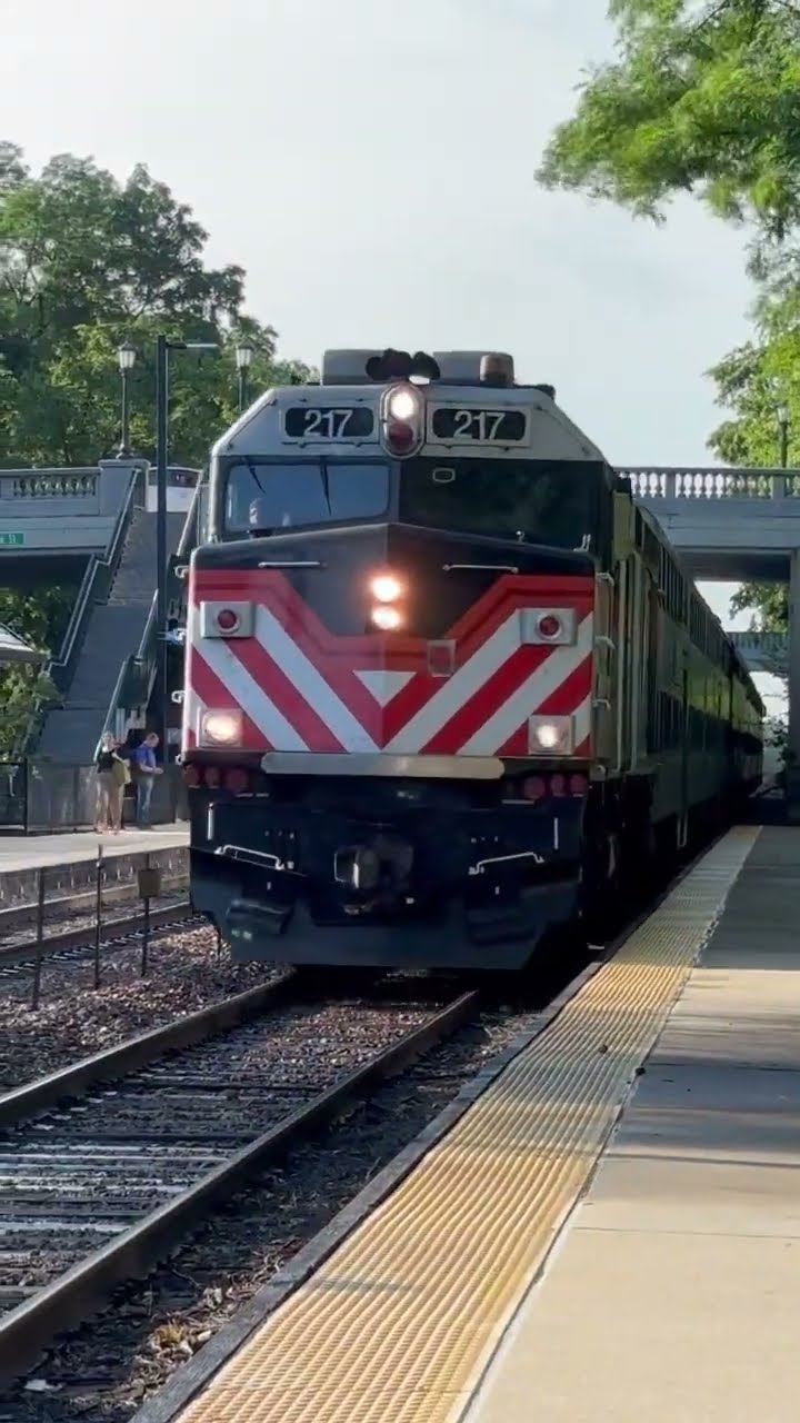 Metra 217 Arrives Winnetka on UP#309 #metratrain #metra - YouTube