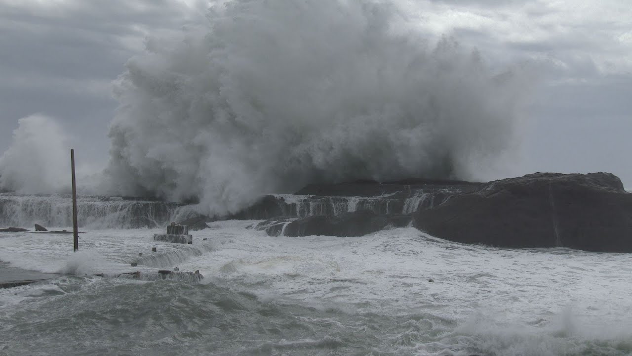 Typhoon Soudelor Massive Waves Crash Into Taiwan - YouTube