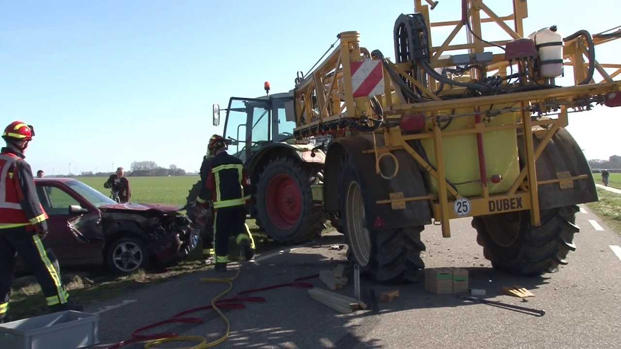 Nieuw Beerta - Automobilist gewond na botsing met tractor en sproei ...