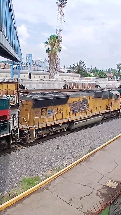 3 locomotoras de ferromex 2 sd70ace 1 sd70M up y una 4641 en patios de irapuato - YouTube