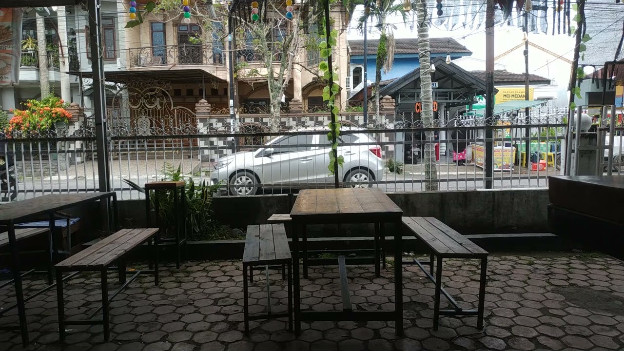 SUASANA CAFE SORE HARI , RAME KALI PUN GUYS , ADA ORANG-ORANG YANG ...