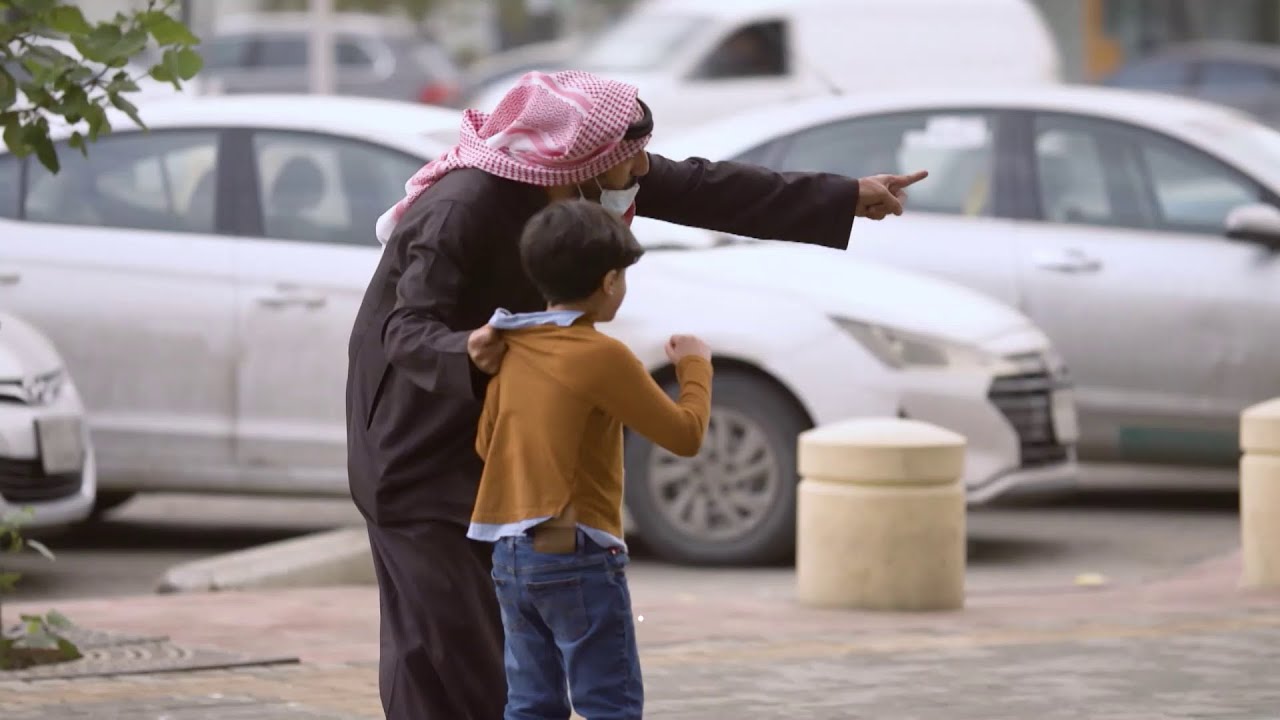 ماذا ستفعل عندما تشاهد أب يضرب ابنه بوحشية في الشارع؟ Youtube