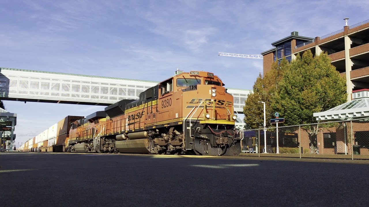 Trains on the BNSF Seattle Subdivision - YouTube
