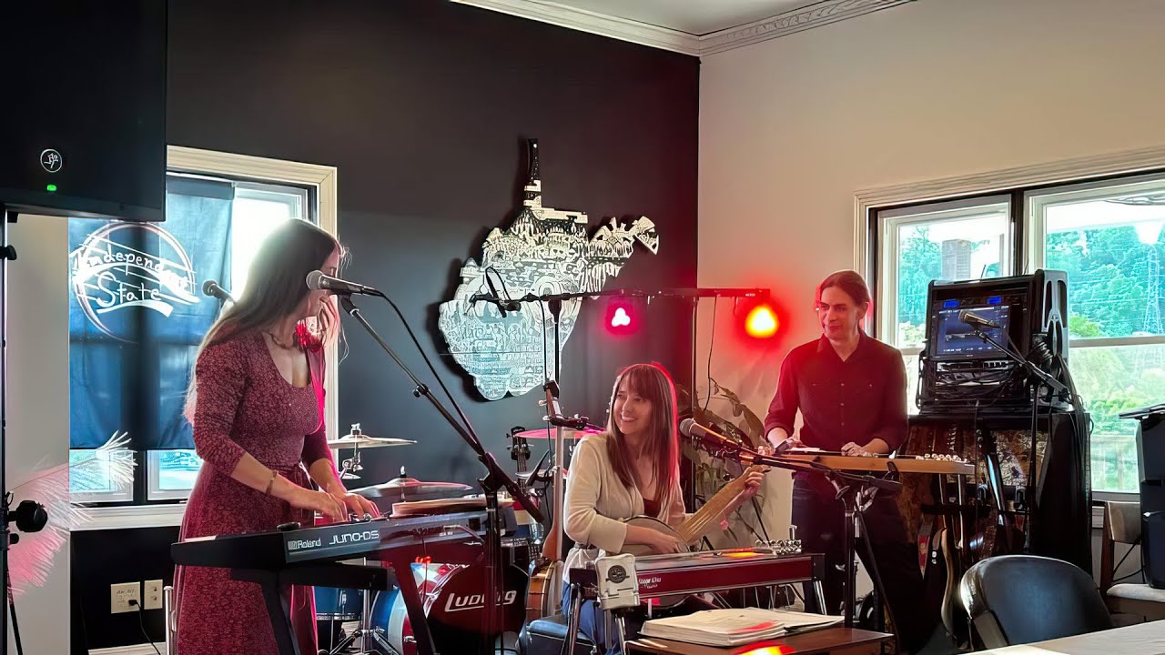 Amy McIntire - 'Swamp Rose' (Live with Independent State) - YouTube