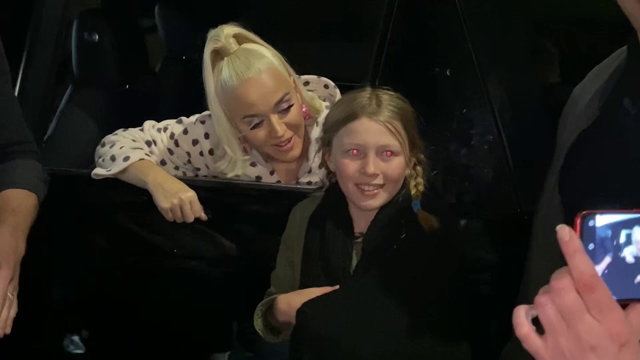 Katy Perry meets fans at her Melbourne hotel - YouTube