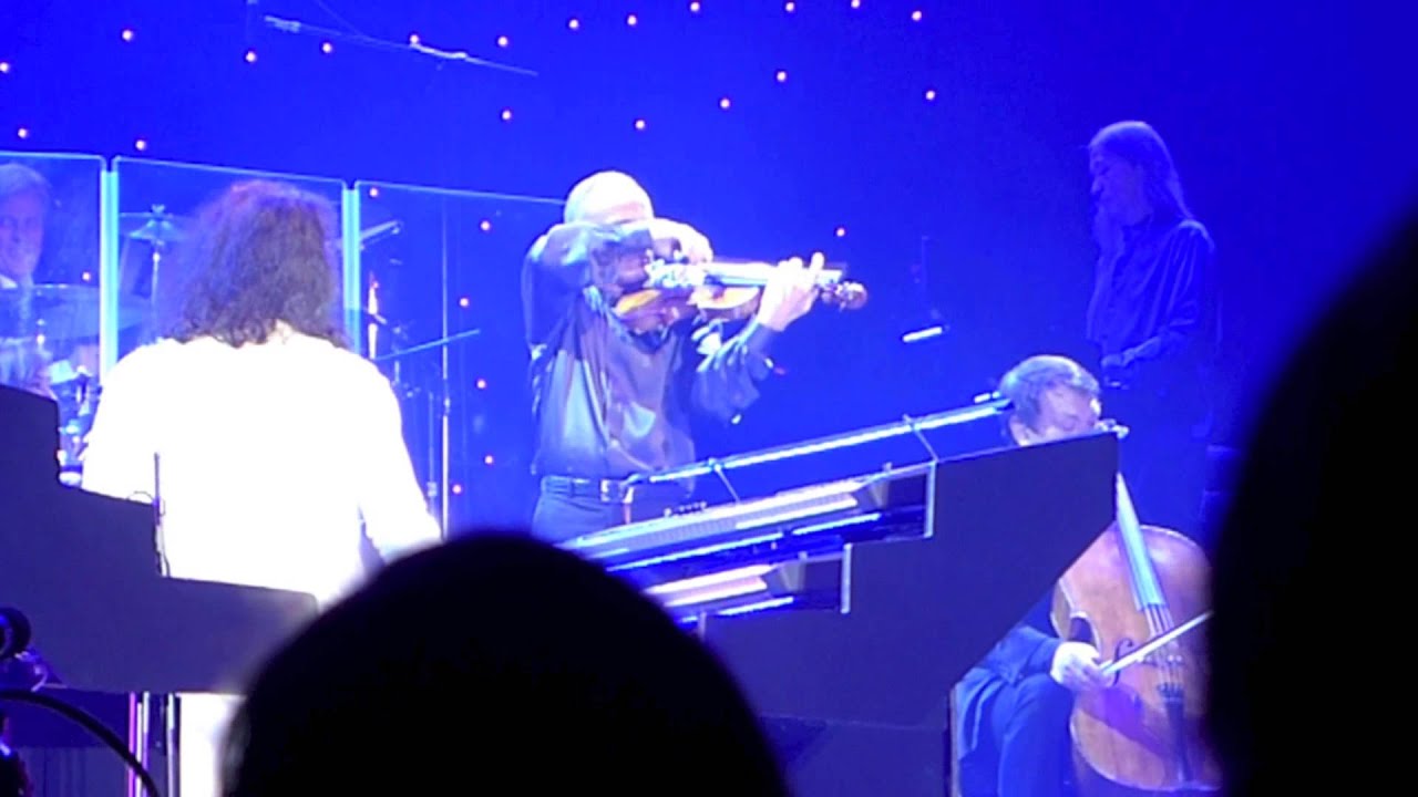 Yanni In Prague 2014-4 Sasha Cello Solo - YouTube