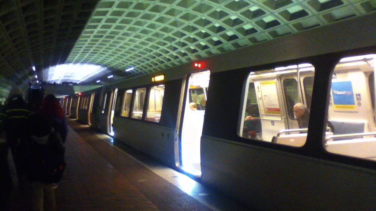 DC Metro (WMATA): Huntington bound 6 cars Yellow Line train at L'Enfant ...