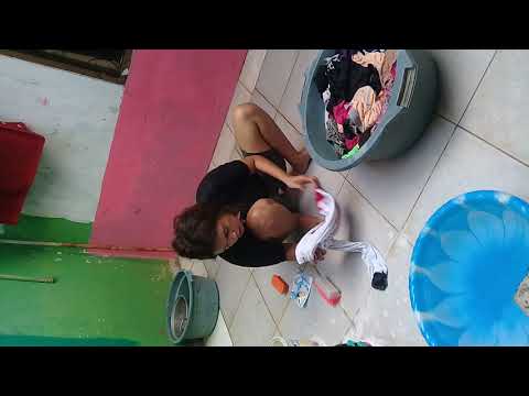 lagi nyuci baju