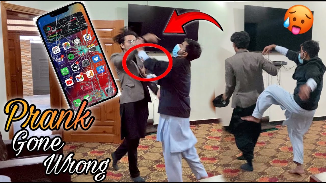 Broken mobile screen PRANK gone extremely WRONG🥵 | buht mar pari😫😂 ...
