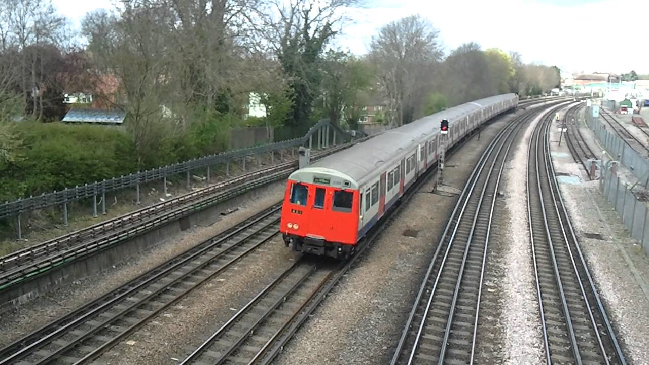 Metropolitan Line A60 5047 + A62 5189 passing Northwood on 16/04/12 on ...
