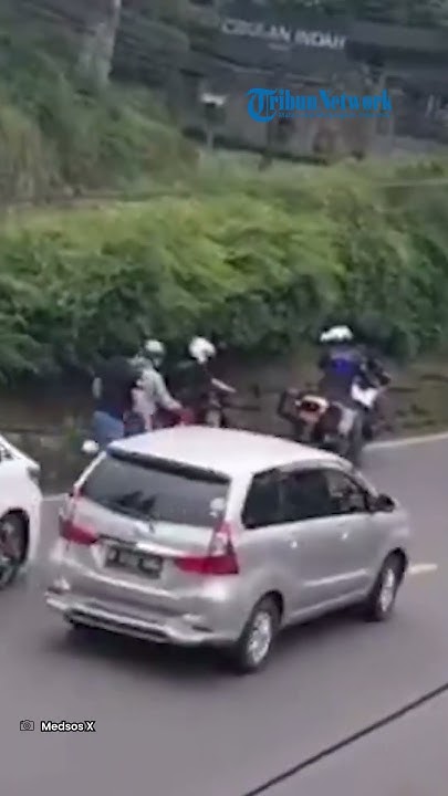 VIRAL Oknum Patwal Diduga Tendang Pengendara Motor di Puncak Bogor - YouTube