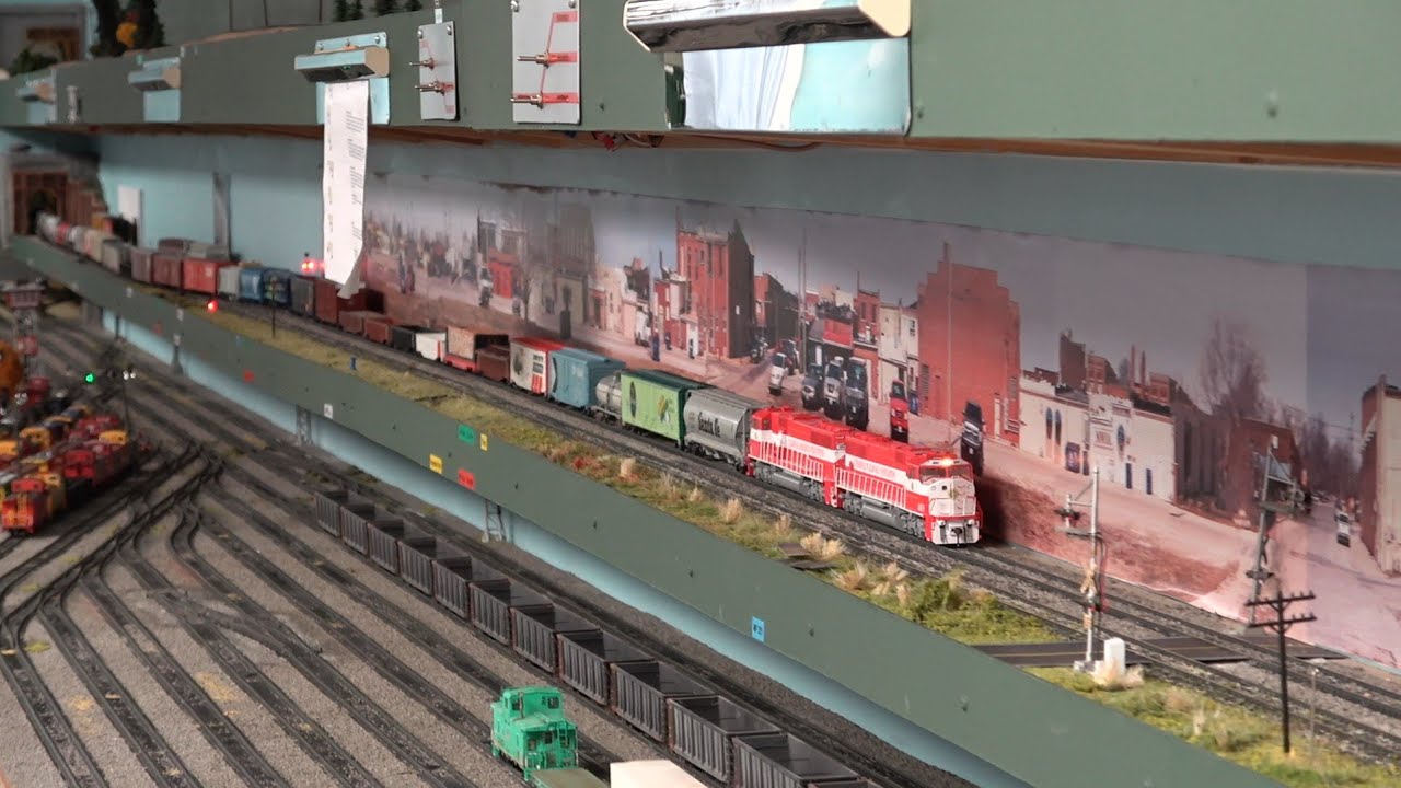 HO Scale: Model Train Action On The UPSF - YouTube