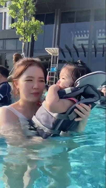 엄마랑은 구명조끼 입고 헤엄치기~ 오늘 물이랑 많이 친해졌지 Youtube