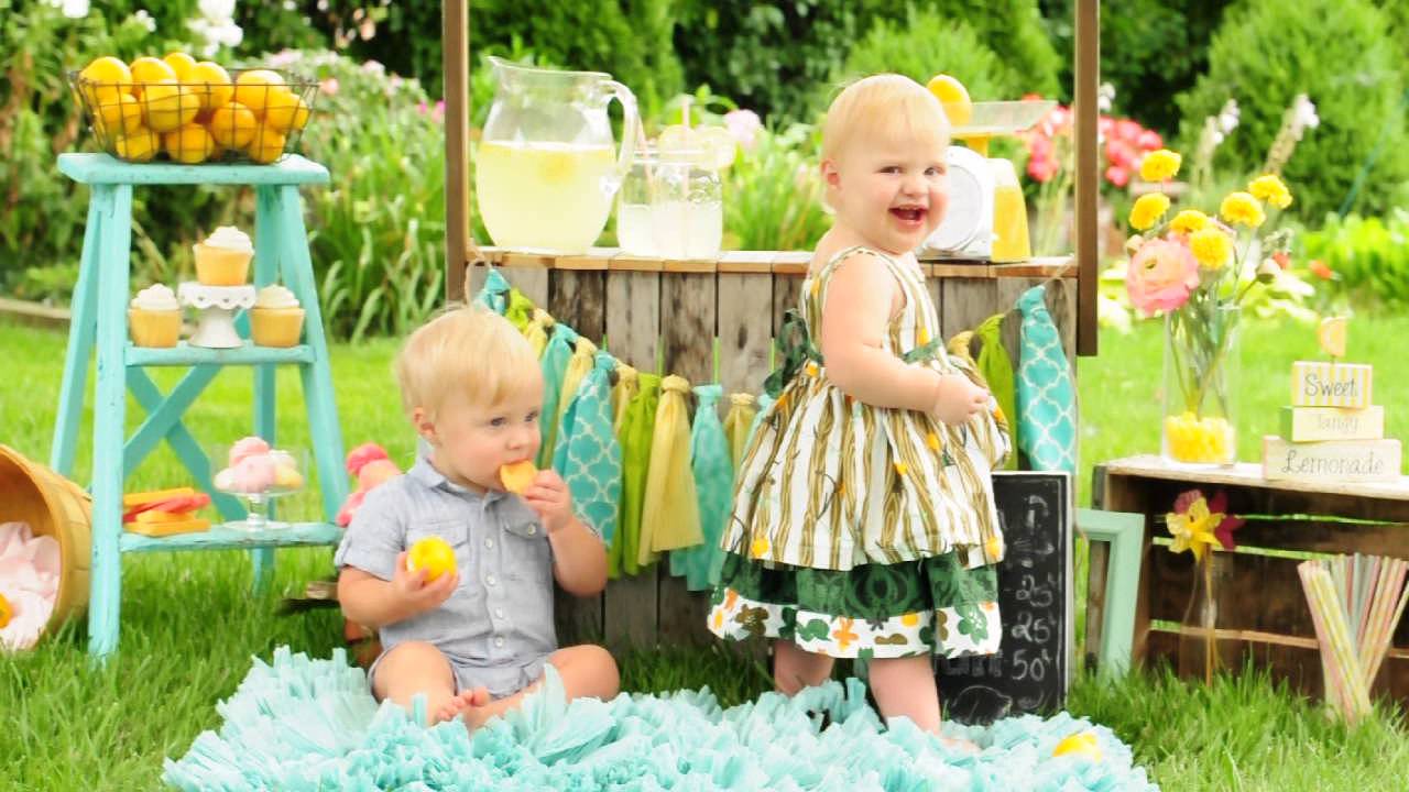 Twins Lemonade Stand Mini Session - YouTube