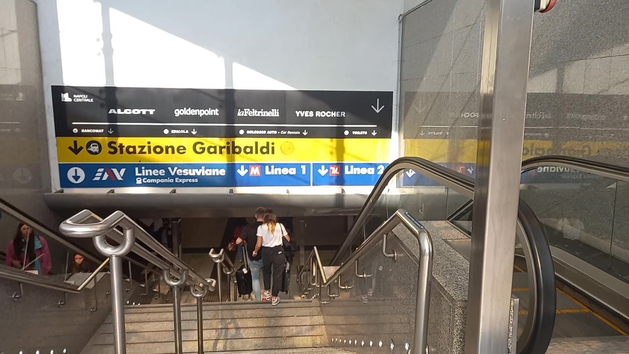 Caminando por la Estación Garibaldi "Stazione Garibaldi" Metro y ...