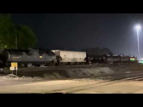 NS 1075 with a nice P3 and a dash 9 trailing - YouTube