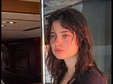 Yâr oturmuş pencerenin önüne oda ağlıyordu kör kaderine