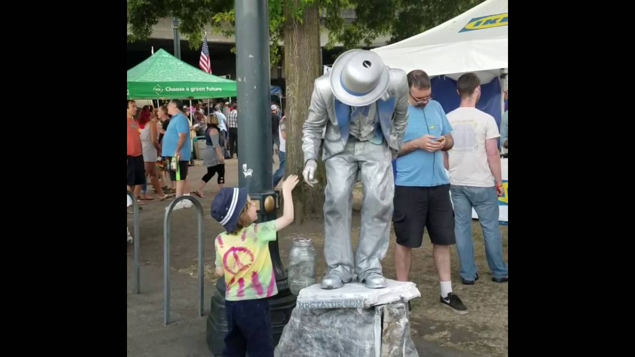 Mr. Statue meets a fan - YouTube