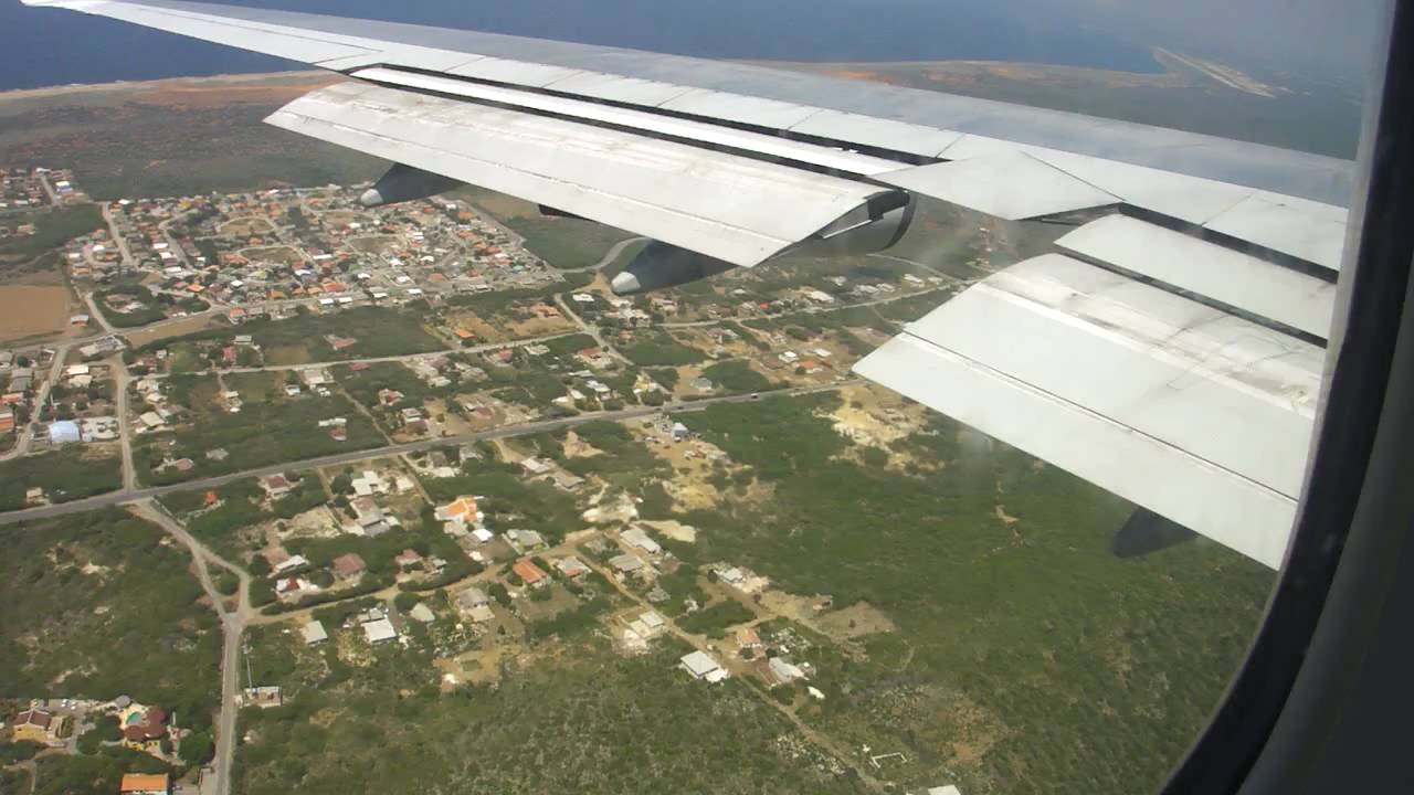 airplane landing on Curaçao - YouTube