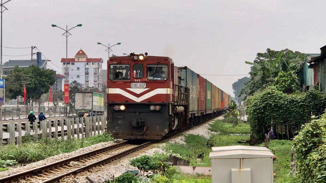 Đầu máy Bỉ D18E-607 kéo tàu hoả hàng AH2 vào ga Văn Điển - YouTube