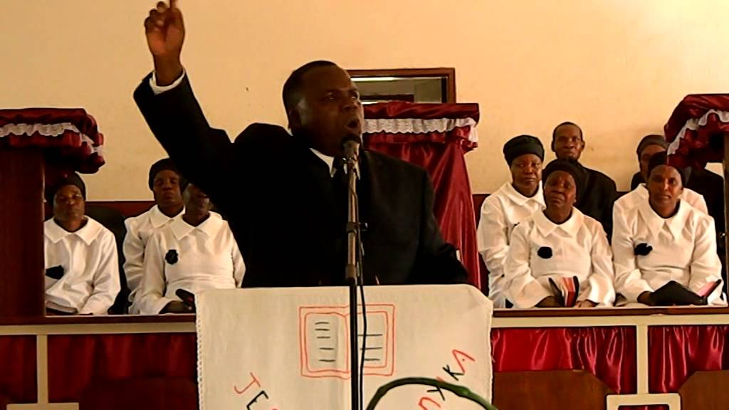 Rev Clement Nyathi at Tom Mugobo's funeral - YouTube