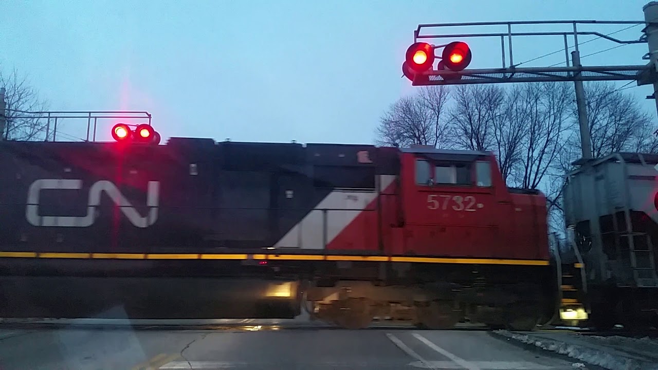 CN freight train backing up 3/27/18 - YouTube