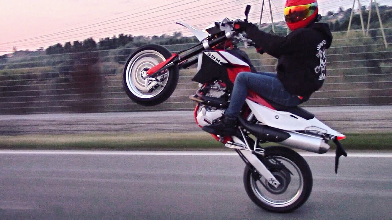 SWM 650 R: FOLLE SOIRÉE SUPERMOTARD - YouTube