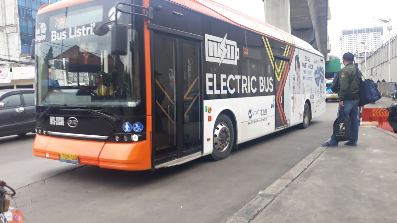 Bus Listrik Transjakarta & Metrotrans dari Lebak Bulus.! - YouTube