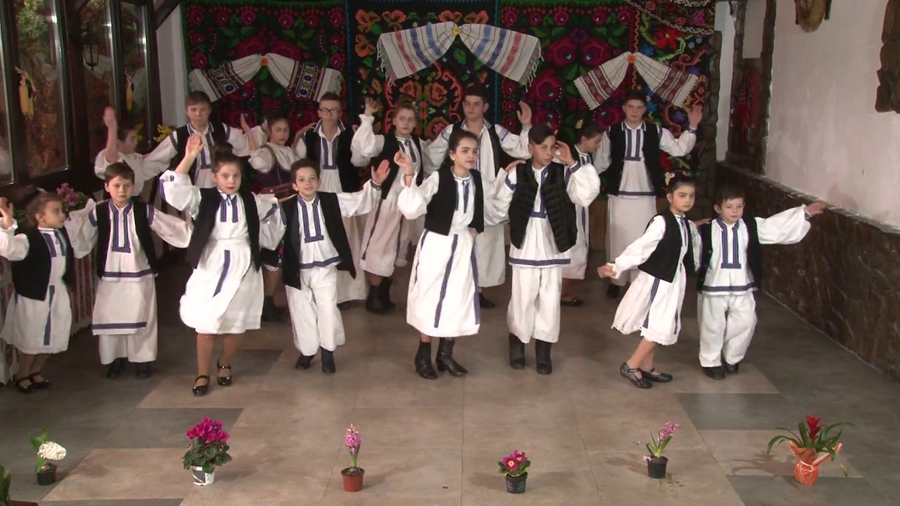 Ansamblul Spicul graului din Beliu - Dans 1 - YouTube