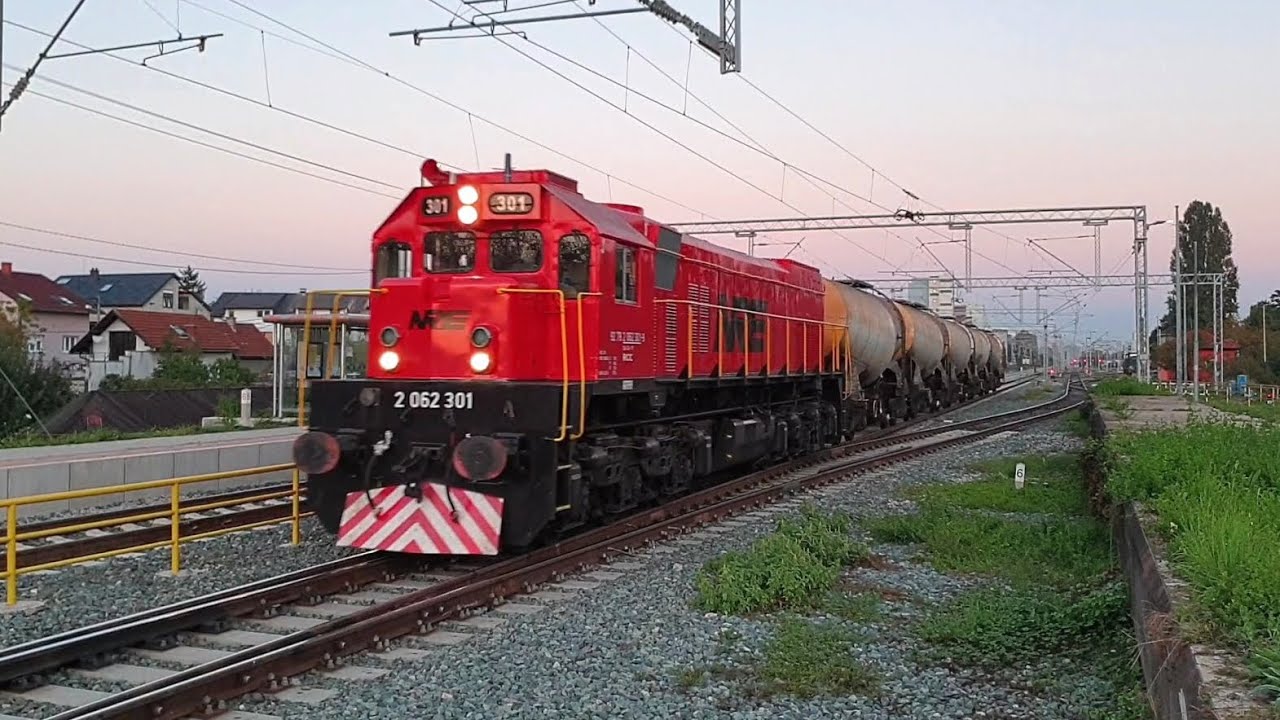 NRE 2062 301 prolazi kroz Kustošiju. NRE 2062 301 (EMD G26CW) passing ...