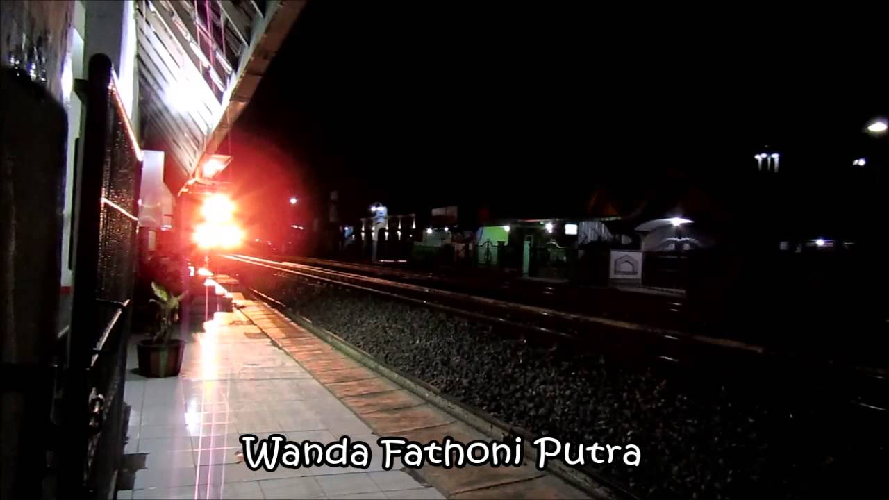 Kereta Api Malam di Stasiun Sumlaran (train at night) - YouTube