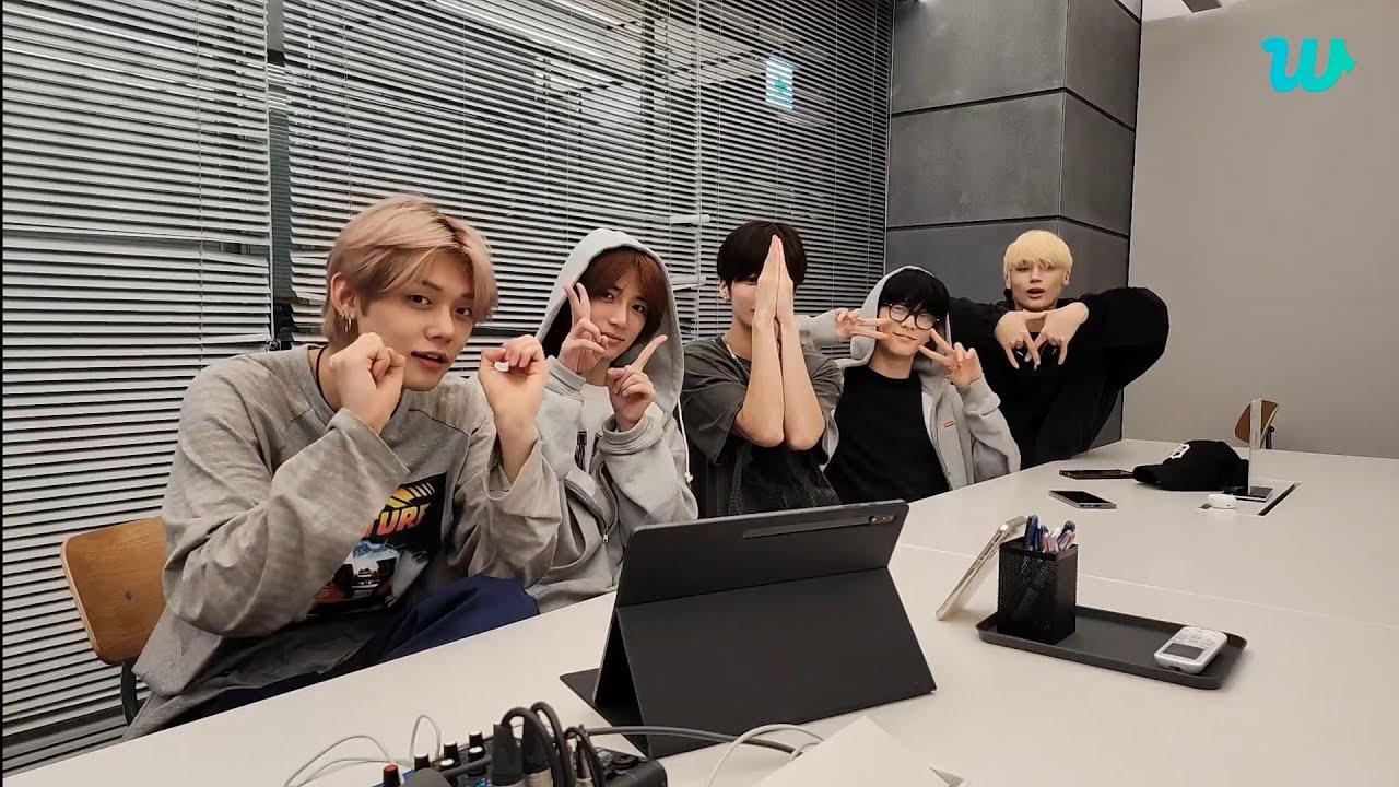 [TXT WEVERSE LIVE] 12 o'clock {2023.08.29} - YouTube