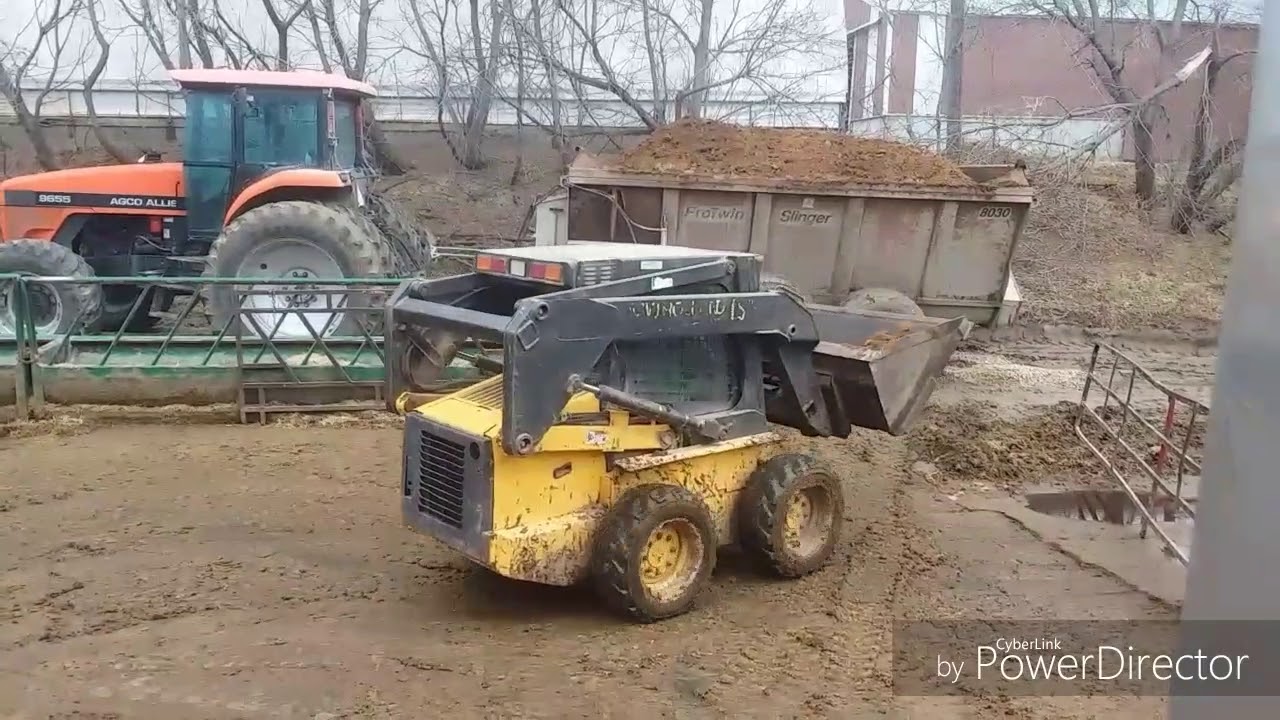 Loading manure - YouTube